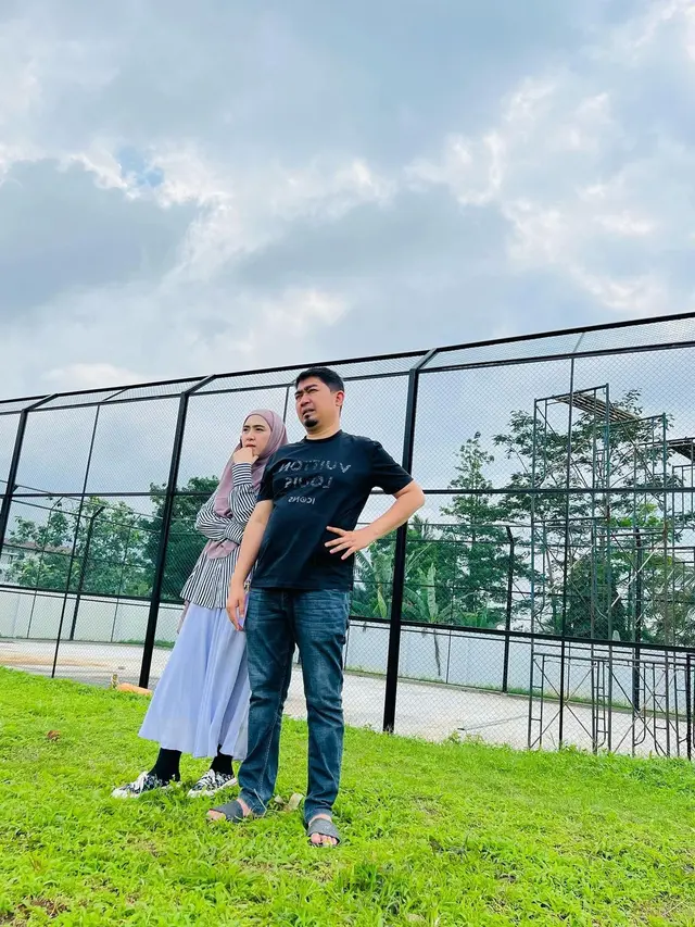 6 Potret Kebersamaan Ustaz Solmed dan April Jasmine, Gaya Hidup Jadi Sorotan - Hot Liputan6.com