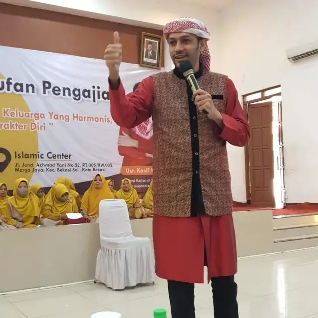 7 Potret Ustaz Kasif Heer, Beri Hadiah Natalie Holscher Tiket Umrah ...