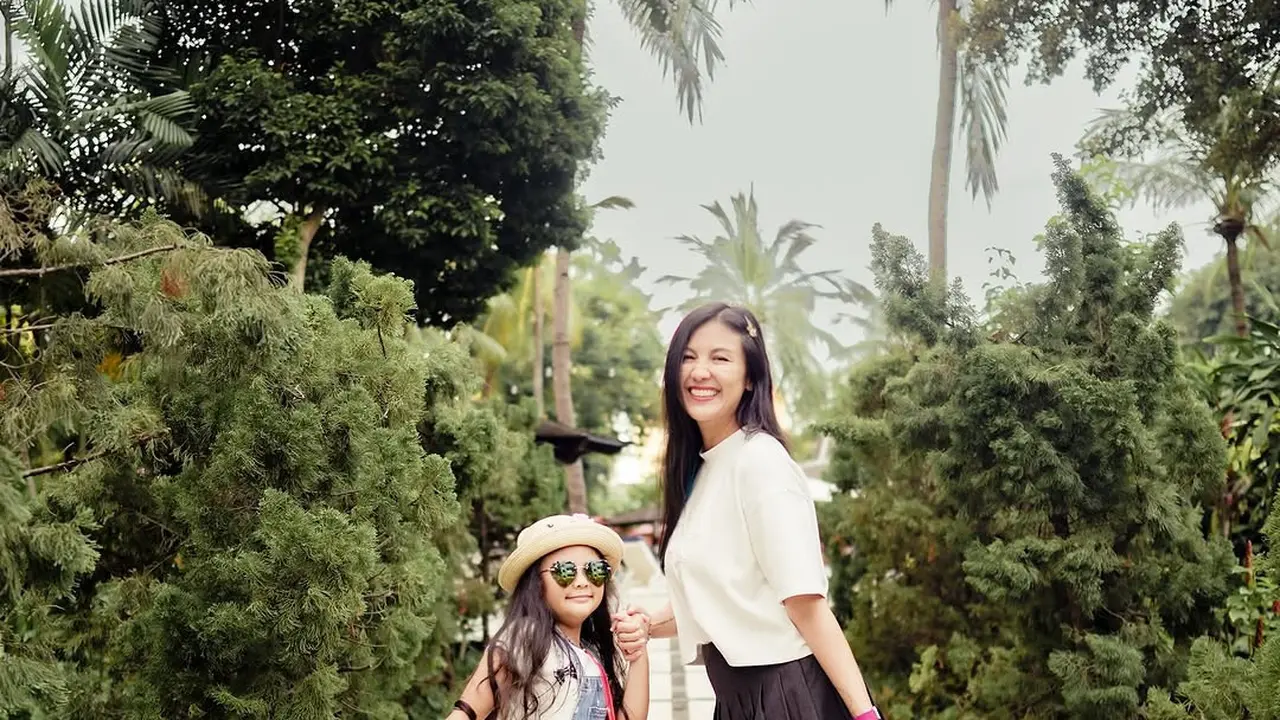 4 Potret Sea Dedari Anak Ryan Delon dan Sharena Gunawan, Paras Cantik ...