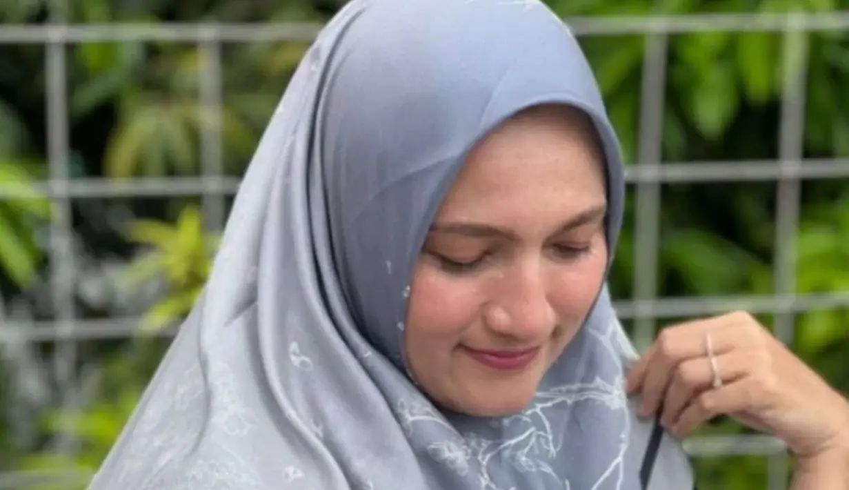 Potret Candid Sarah Amalia Mantan Istri Ariel Noah Saat Berhijab - Foto Liputan6.com