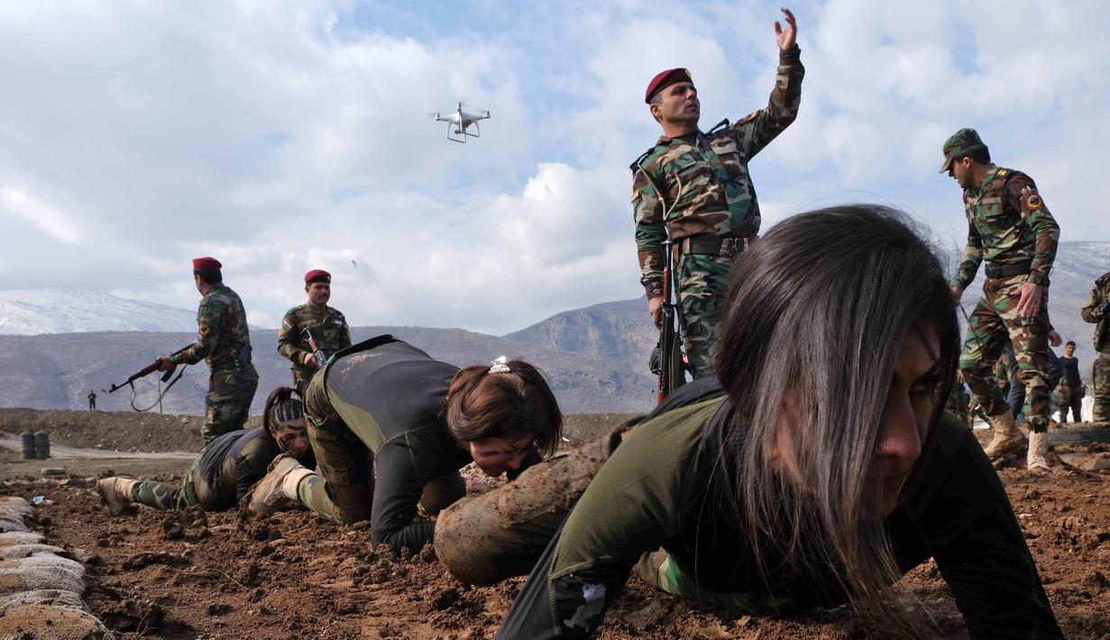 FOTO: Ganasnya Latihan Militer Perempuan Kurdi