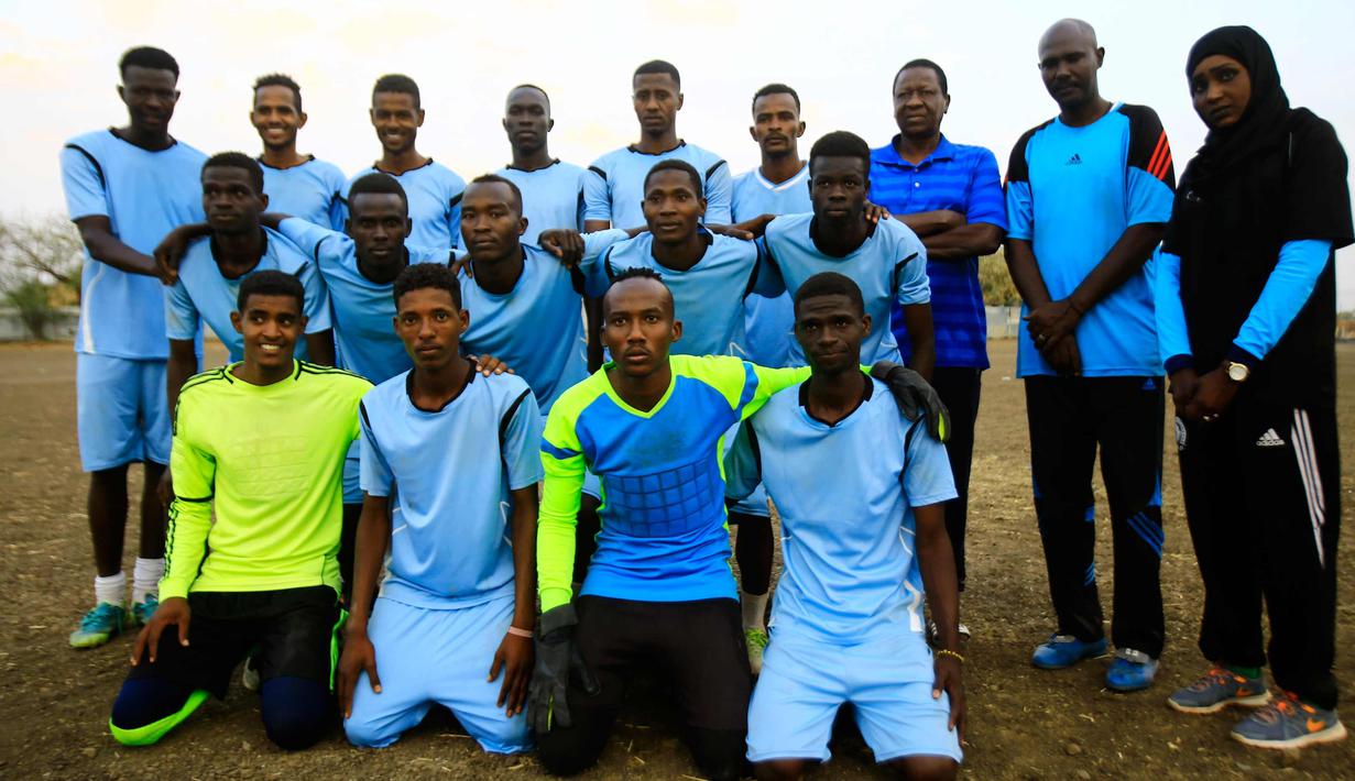 FOTO: Hebat, Wanita Ini Jadi Pelatih Sepak Bola Pria Pertama di Sudan ...
