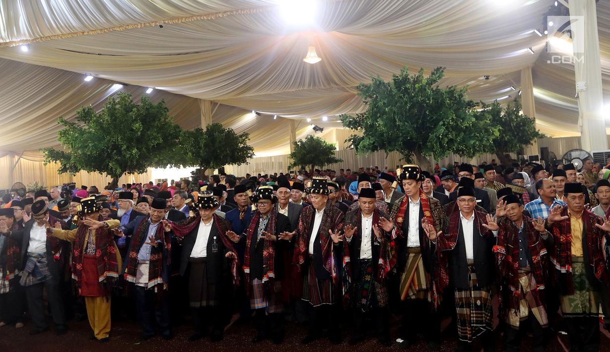 PHOTO: Kahiyang-Bobby Pesta Adat, Gibran Bersama Raja Adat Melakukan ...