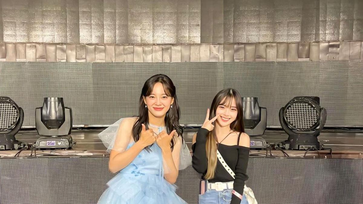 Gaya Kim Sejeong jadi Cinderella Bersepatu Boots Tempur Saat Fan ...