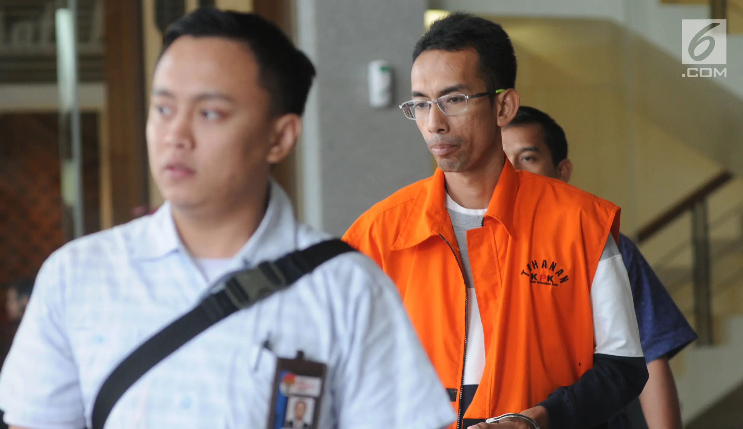 FOTO: Ekspresi Dua Tersangka Kasus Suap Imigrasi Mataram Usai Diperiksa KPK - Foto Liputan6.com