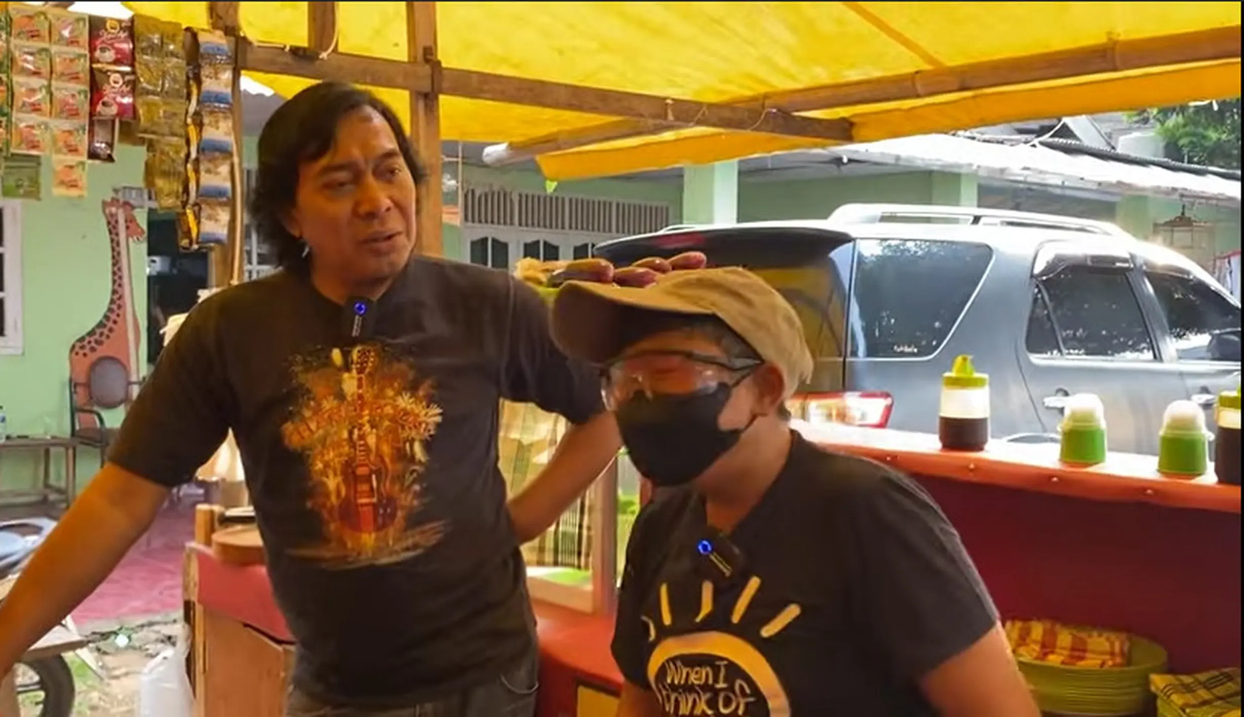 Jarang Terlihat di Layar Kaca, Potret Komedian Adul Jualan Pecel Lele Pakai Tenda - Page 1 ...