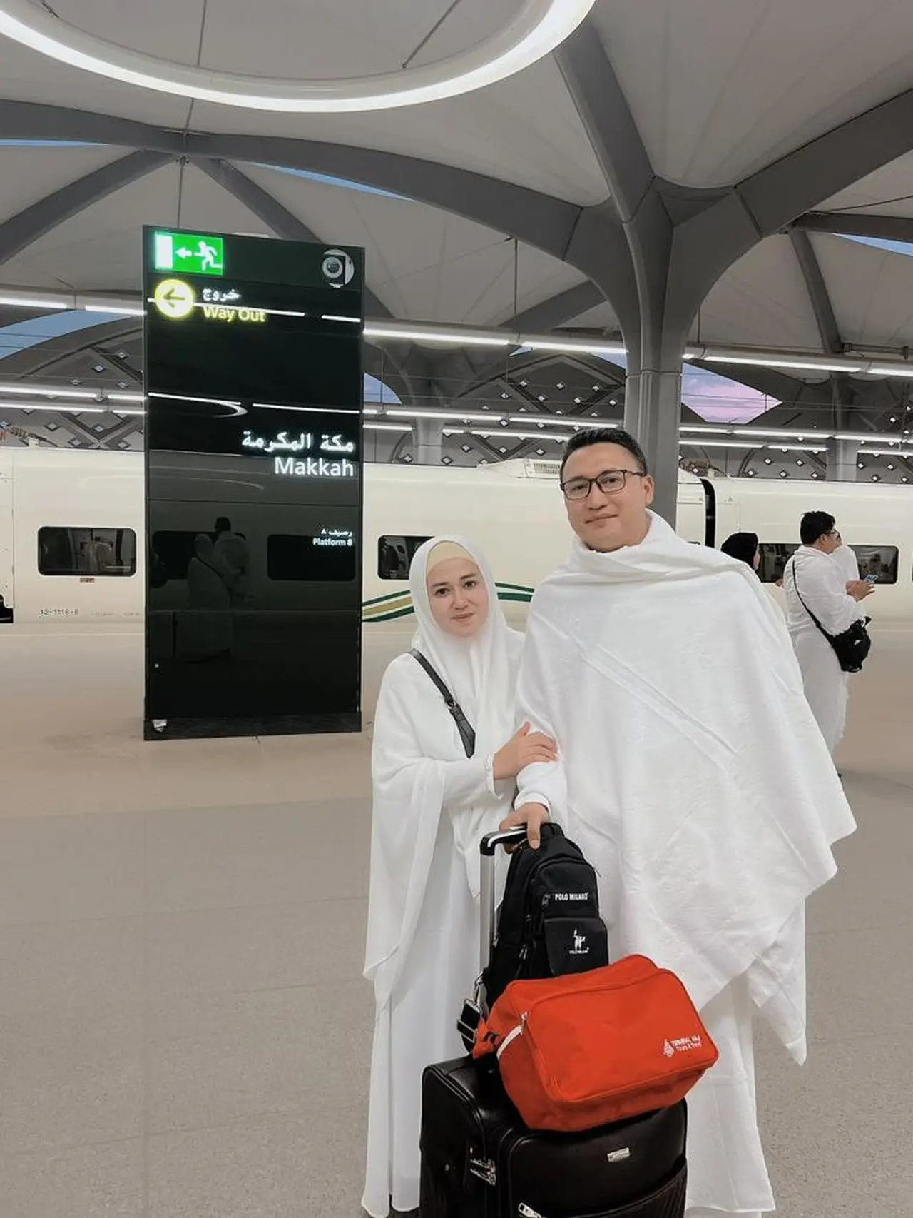 Penyanyi Rani Tamara dan Aminullah Muhamad Abduh Wujudkan Rencana Umrah ...
