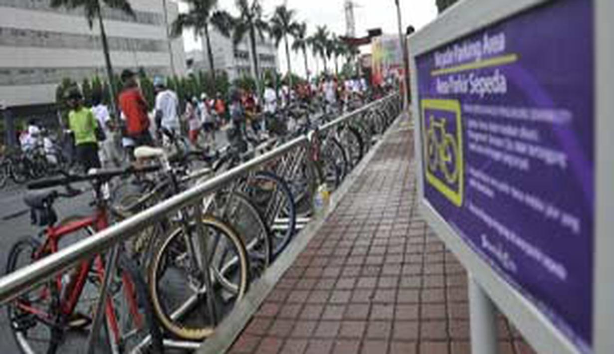 Pengendara memarkir sepeda di area khusus parkir sepeda pusat ...