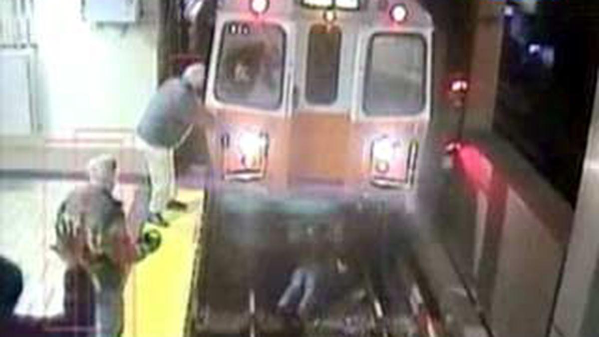 Calon Penumpang Nyaris Terlindas Kereta Api - Global Liputan6.com