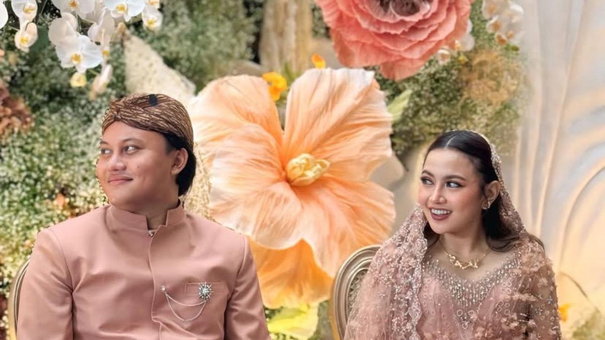 6 Potret 7 Bulanan Kehamilan Mahalini Kenakan Kebaya Pink Serta Kain ...