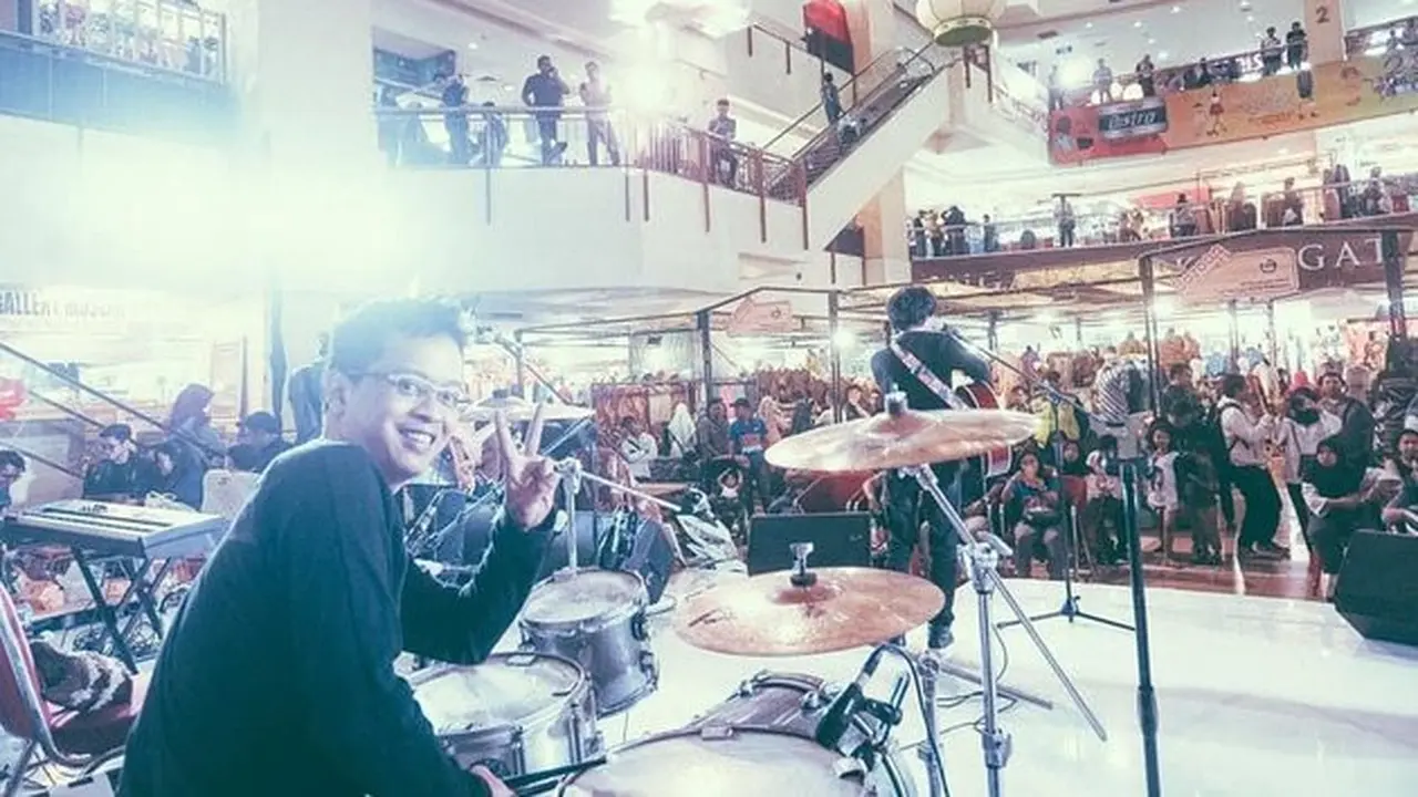 Lama Tak Terlihat, Ini 6 Potret Terbaru Anton Eks Sheila On 7 yang ...