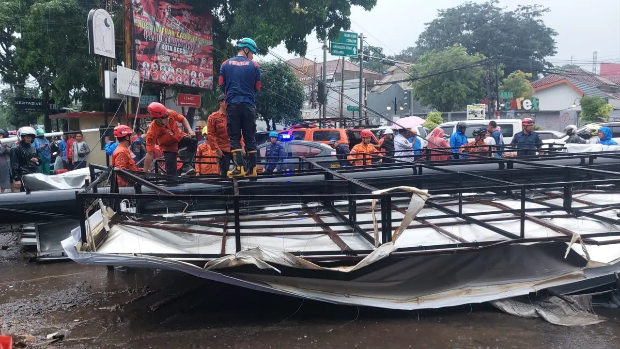 Hujan Deras Picu Tanah Longsor hingga Banjir di Tangerang dan Tangsel - News Liputan6.com