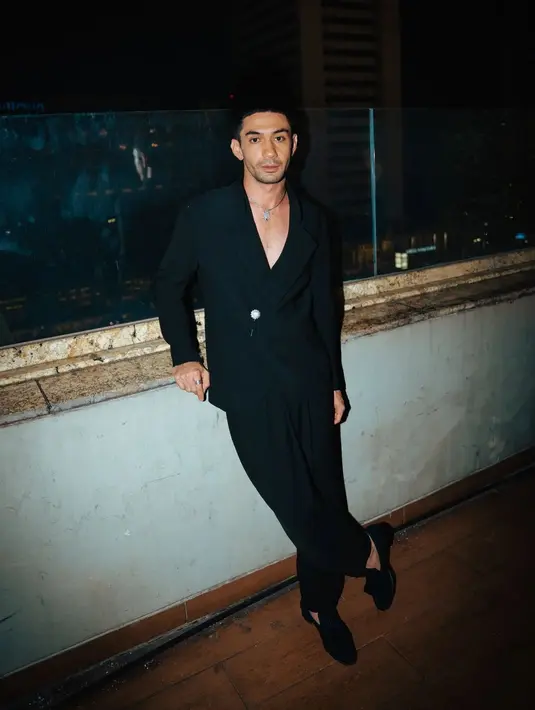 Reza Rahadian Dalam Busana Black On Black di Gala Premier Film Mendarat ...