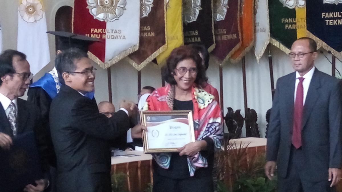 Nostalgia Menteri Susi Usai Terima Herman Johannes Award - Regional ...