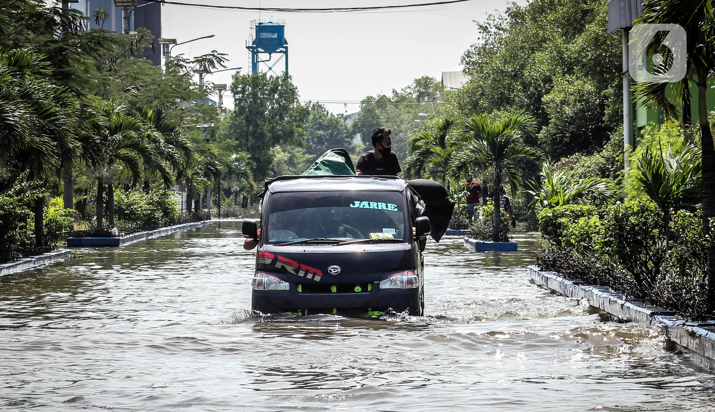 FOTO: Banjir Rob Rendam Kawasan Muara Baru - Foto Liputan6.com
