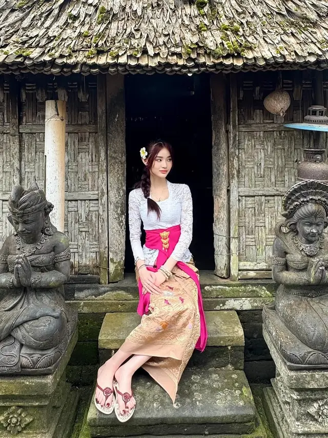 7 Pesona Cathez Pakai Kebaya Bali, Bikin Pangling Bak Warga Lokal - Hot ...