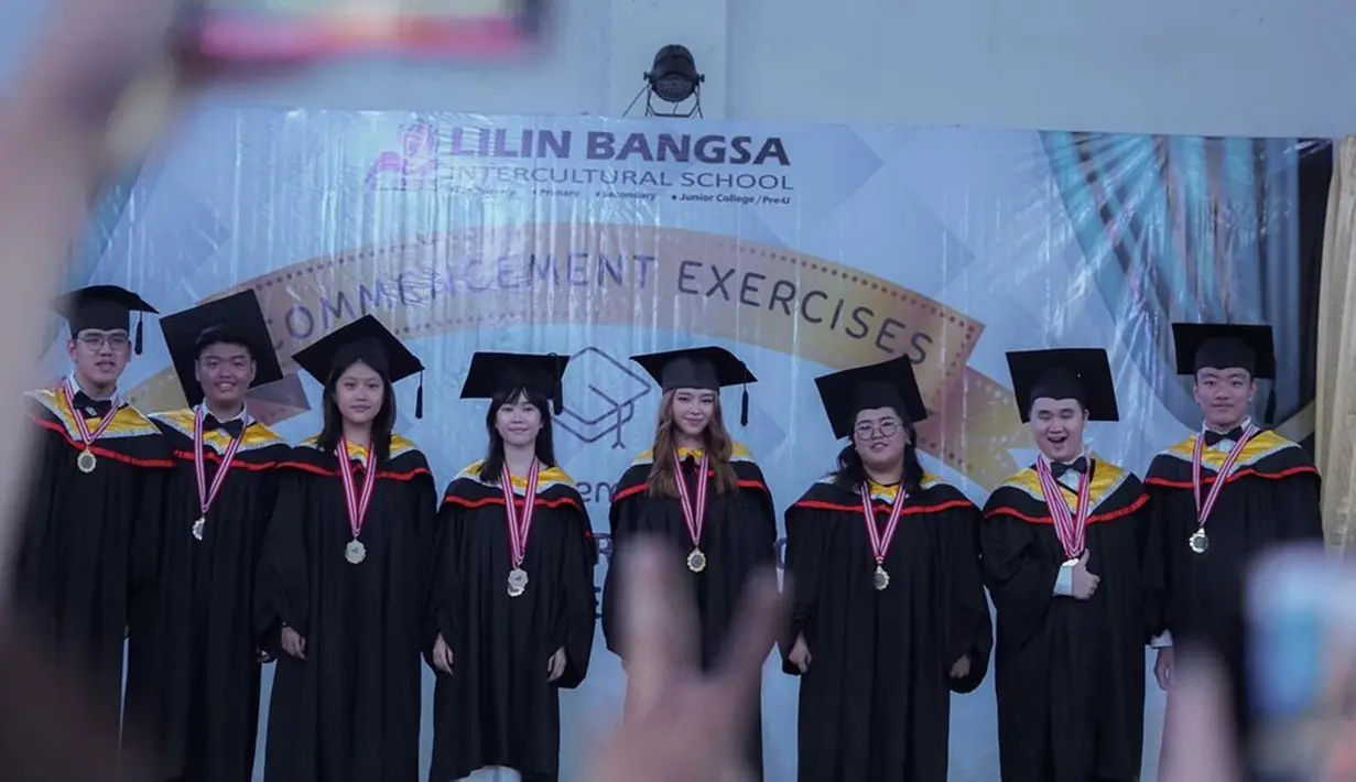 Momen Wisuda Anneth Delliecia di Sekolah Internasional, Lulus ...