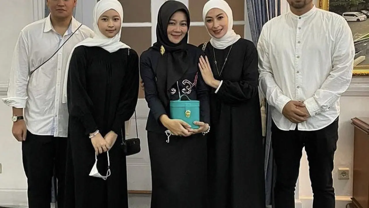Gaya Busana Hingga Hijab Annisa Trihapsari di Usia 45 Tahun dari ...