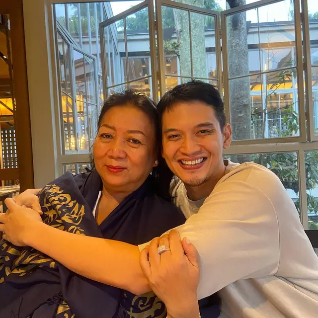 Potret Kedekatan 6 Aktor Tanah Air Bareng Ibu Mertua, Penuh Kehangatan - Hot Liputan6.com