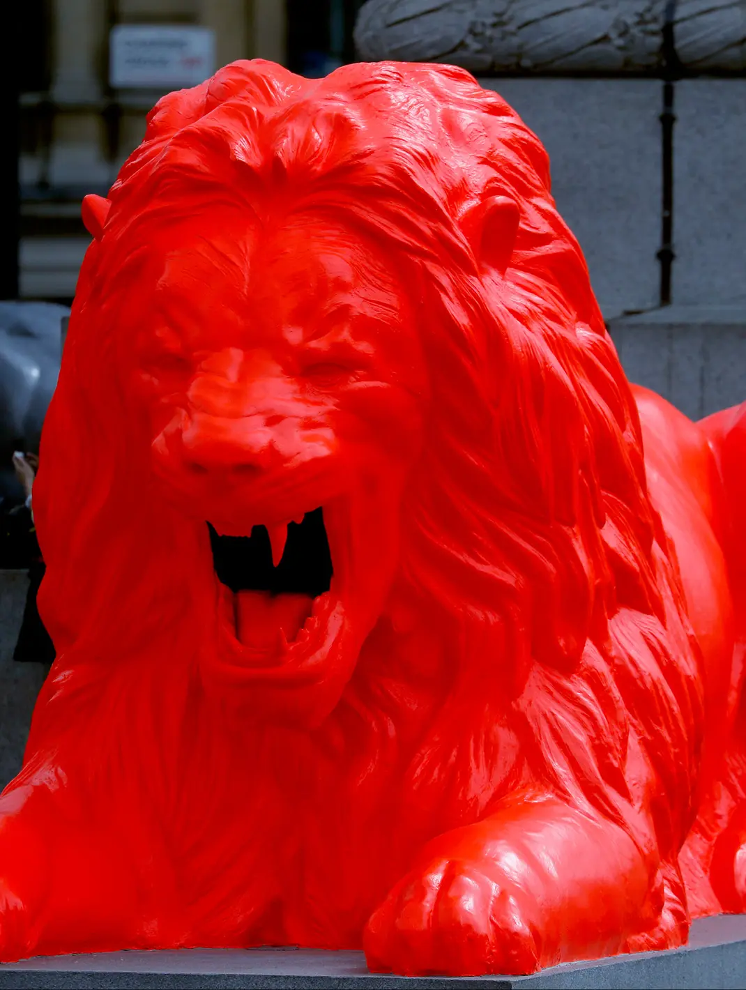 FOTO: Patung Singa Merah Raksasa Jadi Pusat Perhatian Warga London ...