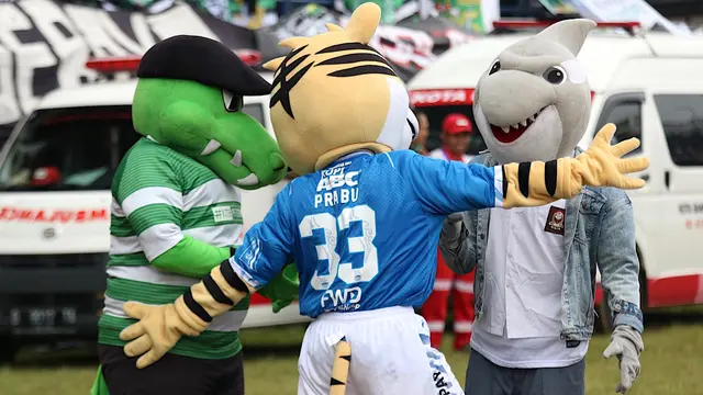 13 Aksi Lucu Maskot Persebaya di Stadion, Bergaya Seperti Hakim Garis ...