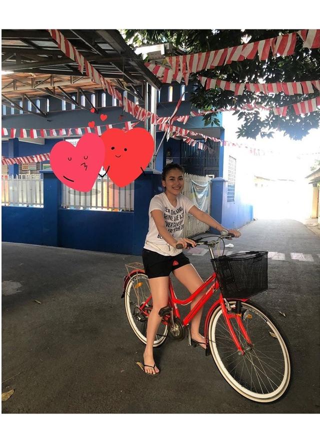 7 Gaya Ayu Ting Ting dengan Hobi Baru Bersepeda, Makin Cantik dan Bugar - Hot Liputan6.com