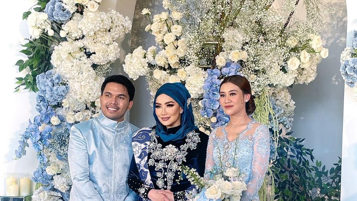 Anggun dan Klasik, Ini Inspirasi Penampilan dengan Kebaya Velvet Biru ...