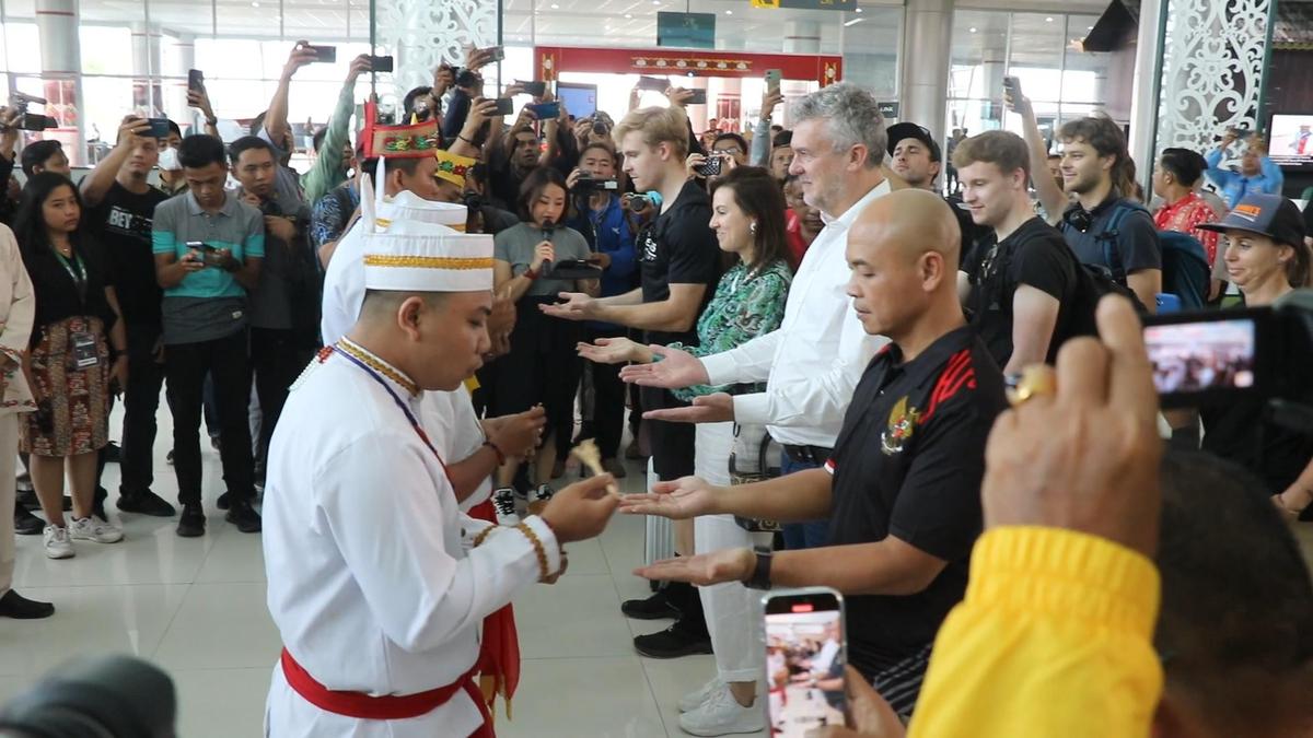 Ritual Tampung Tawar, Warnai Penyambutan Puluhan Pembalap Sepeda Dunia ...