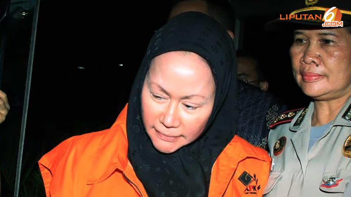 Dijenguk Ibunda, Ratu Atut Menangis - News Liputan6.com