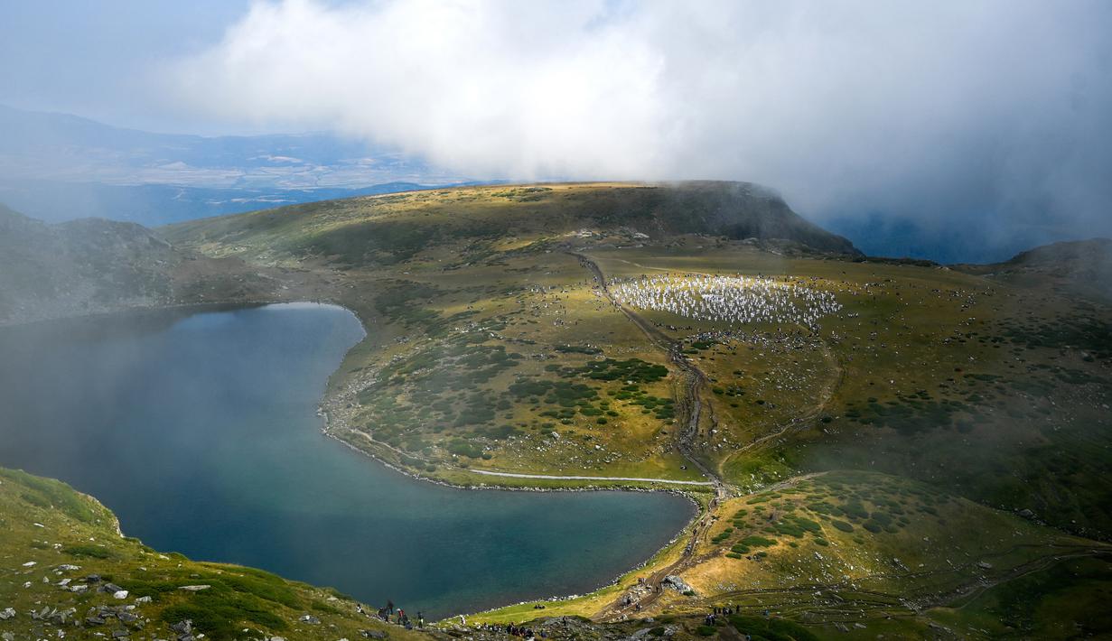 FOTO: Ritual Keagamaan Persaudaraan Putih di Puncak Gunung Rila - Foto ...