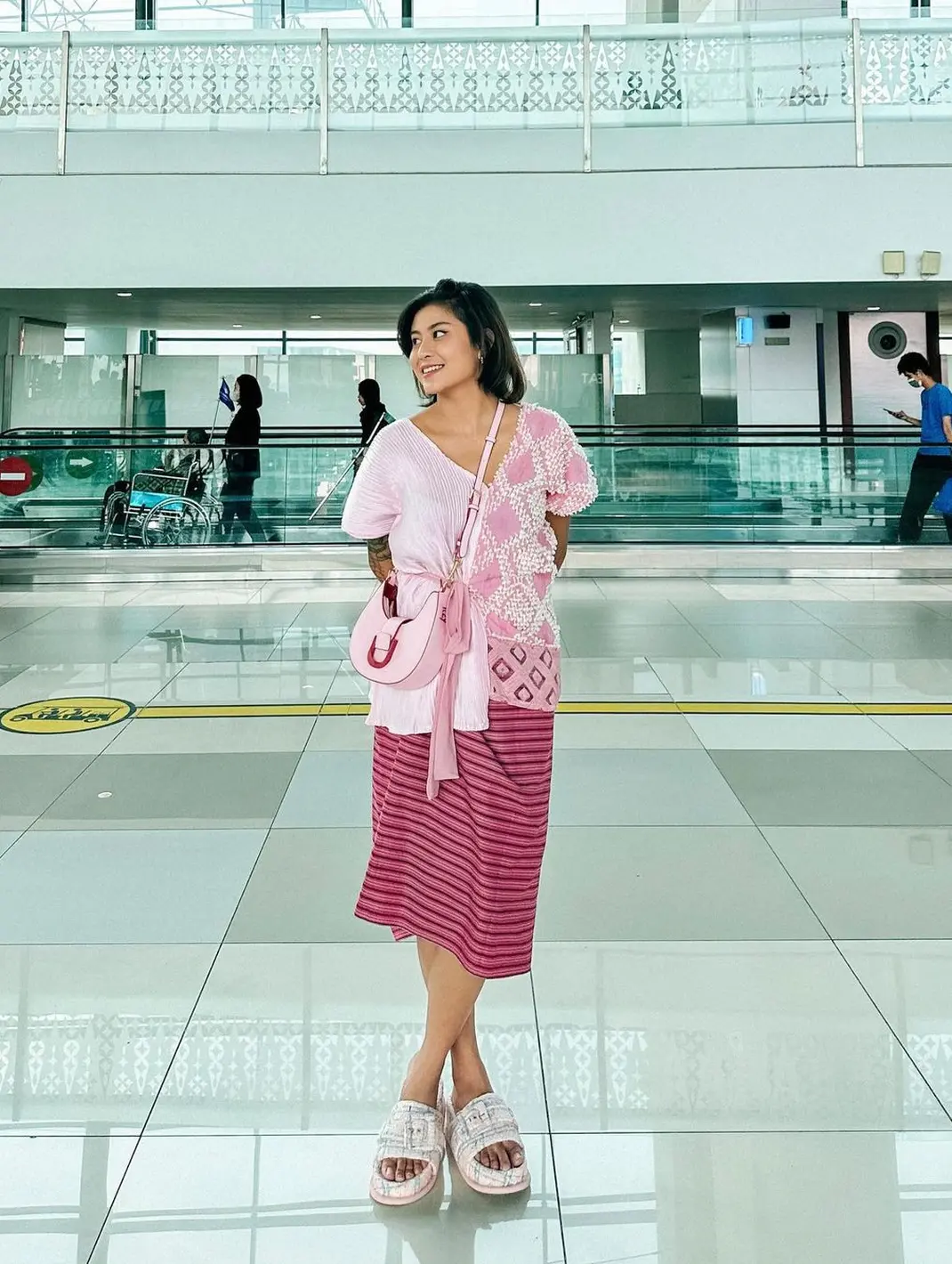 6 Inspirasi OOTD Berkain ala Awkarin, Stylish dan Kekinian! - Photo ...