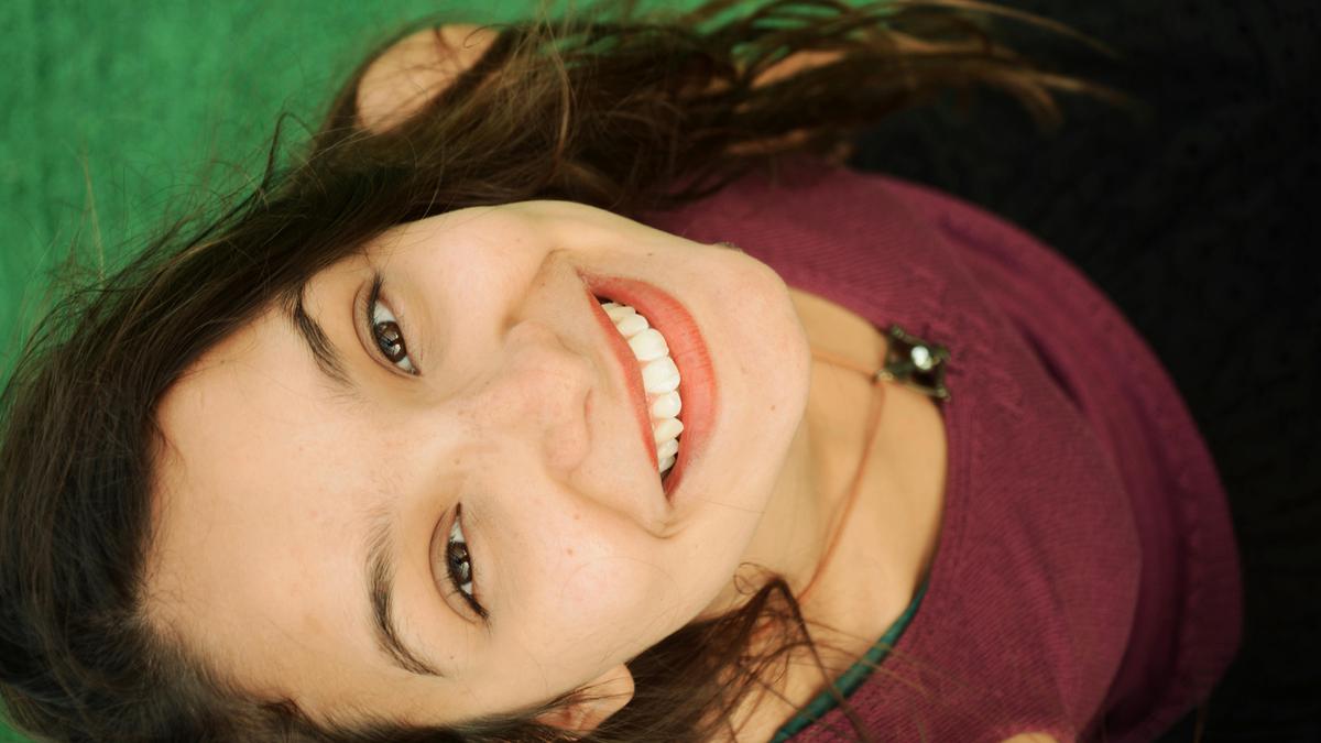 Sering Awkward Saat Foto? Ini Tips Miliki Senyum Indah Ala Model