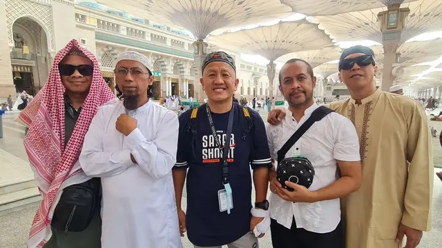Sandy Pas Band Sedang Jalani Umrah Bareng Bandnya, Pastikan dalam ...