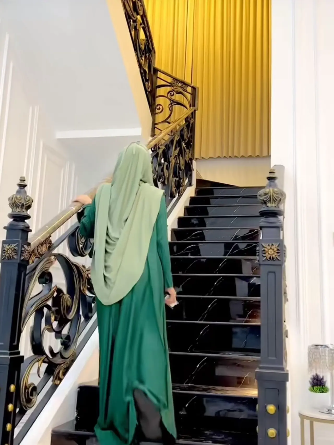 10 Potret Rumah Angel Tacik Viral Bak Istana di Tengah Kampung, Mepet ...