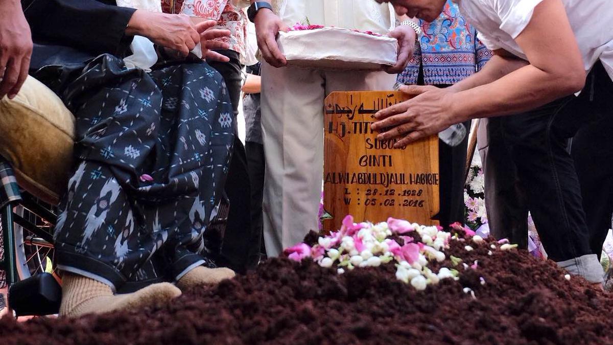 Detik-detik Kepergian Ibunda Adrie Subono