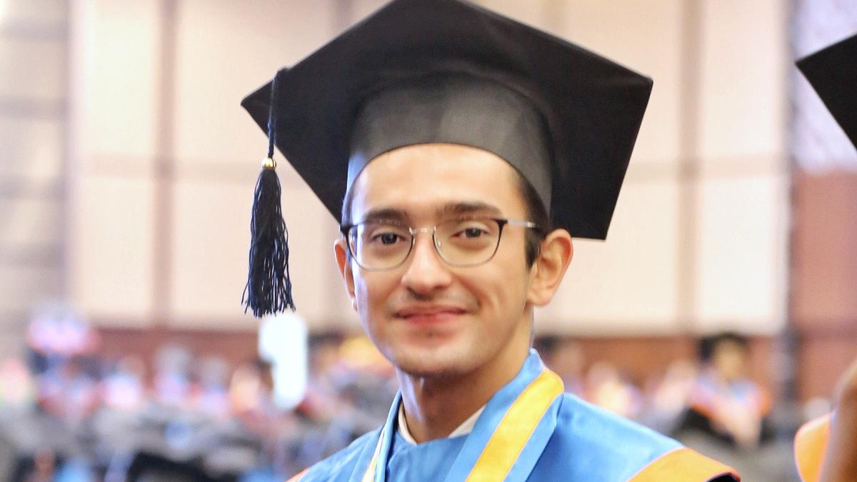 Omar Daniel Lulus Kuliah dengan Prestasi Membanggakan - Entertainment ...