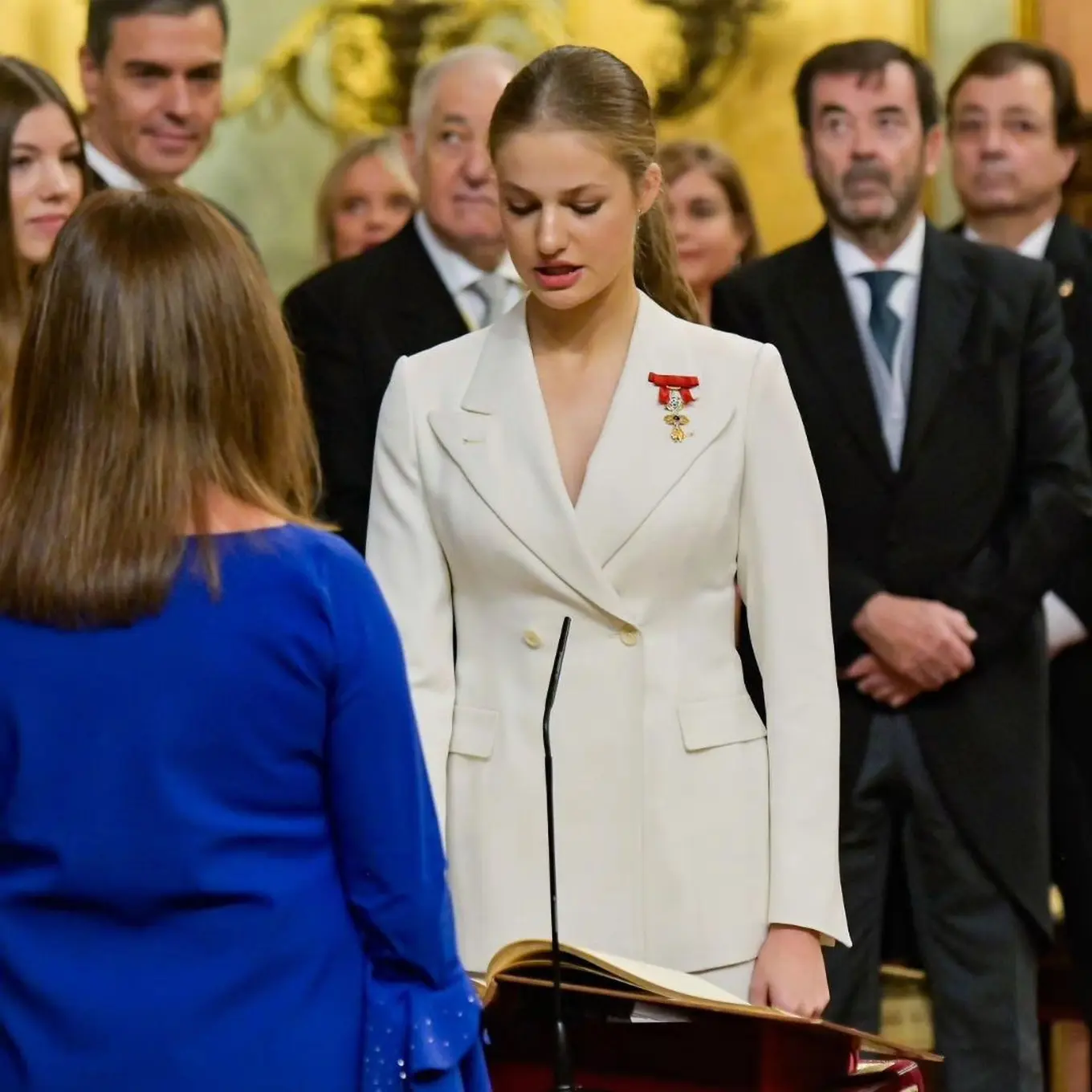 Gaya Chic Elegan Putri Leonor Saat Ucap Sumpah Setia di Usia 18 Tahun ...