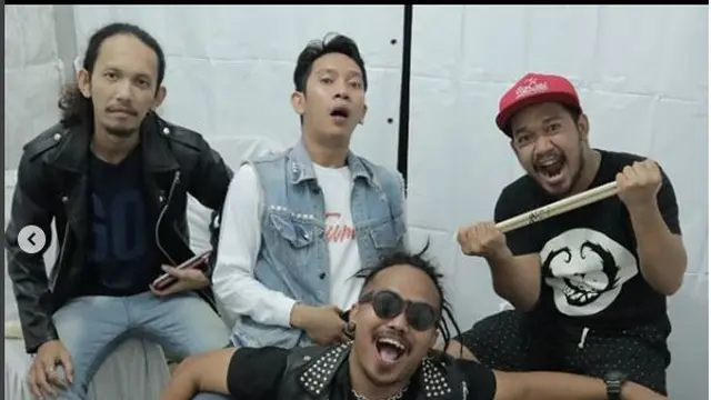 Lagi Viral, Ini Lirik Lagu Sayur Kol dari Band Punxgoaran - ShowBiz ...