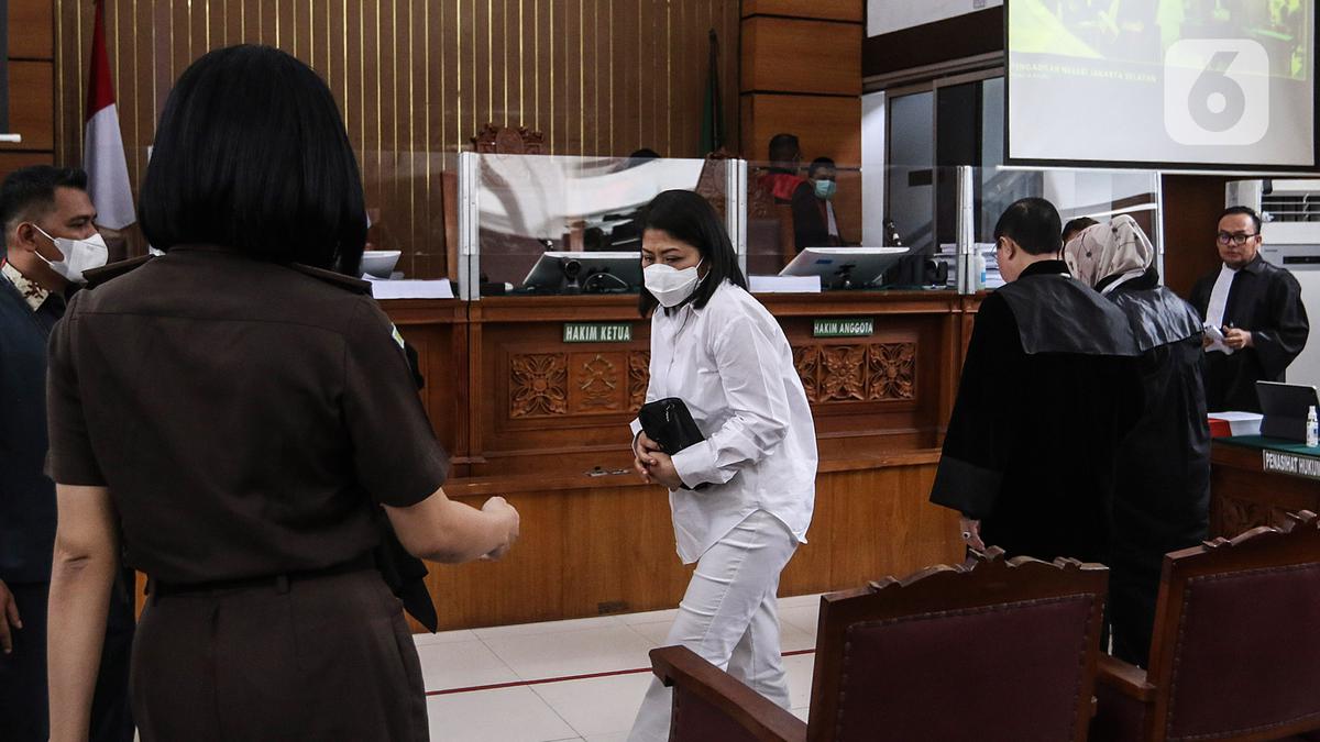Ekspresi Putri Candrawathi Saat Dituntut 8 Tahun Penjara - News ...