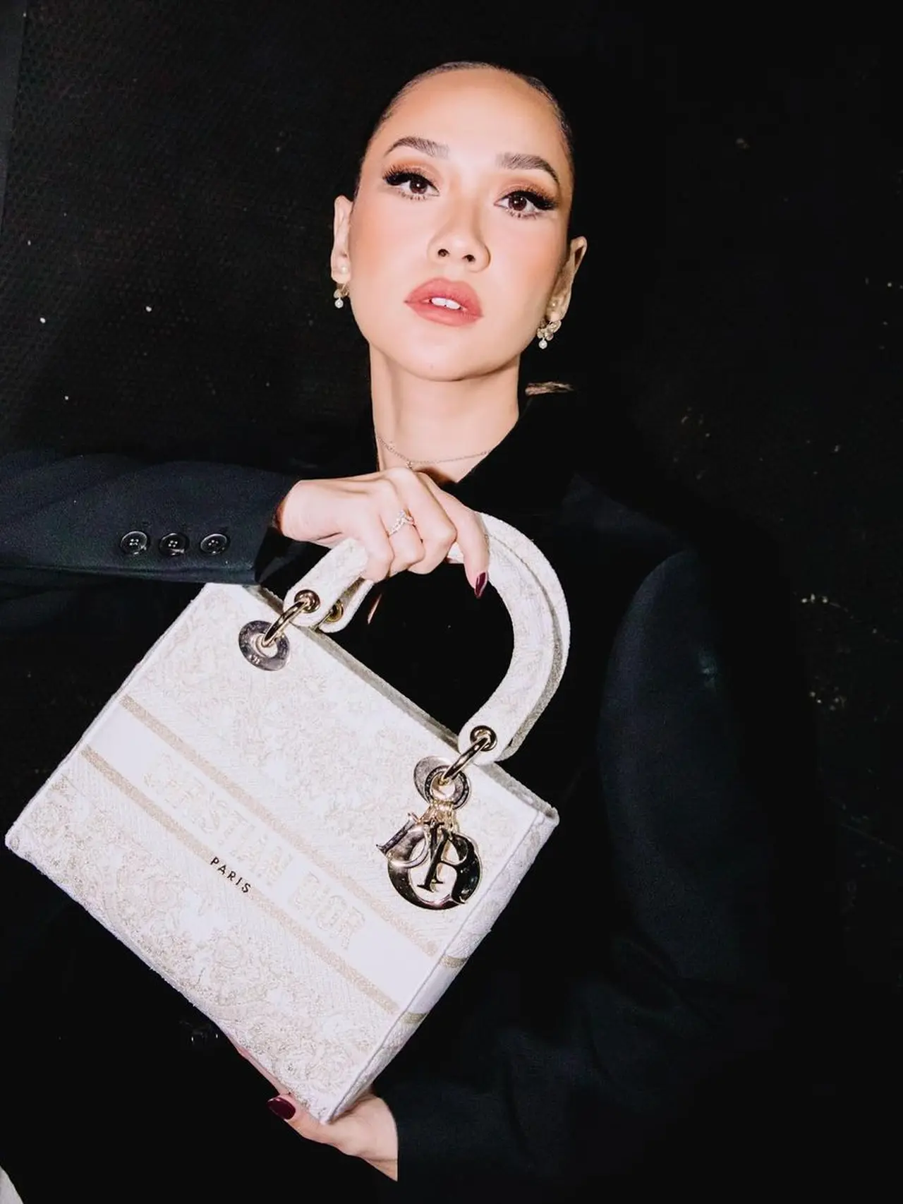 Tampilan Mewah Bunga Citra Lestari, Cantik dengan Tas Gucci dan Dior ...