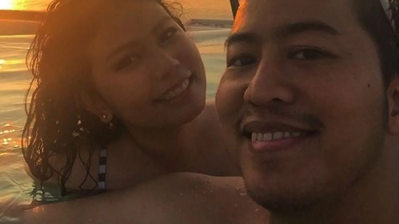 6 Potret Gamila Istri Pandji Pragiwaksono yang Awet Muda dan Mirip ABG ...