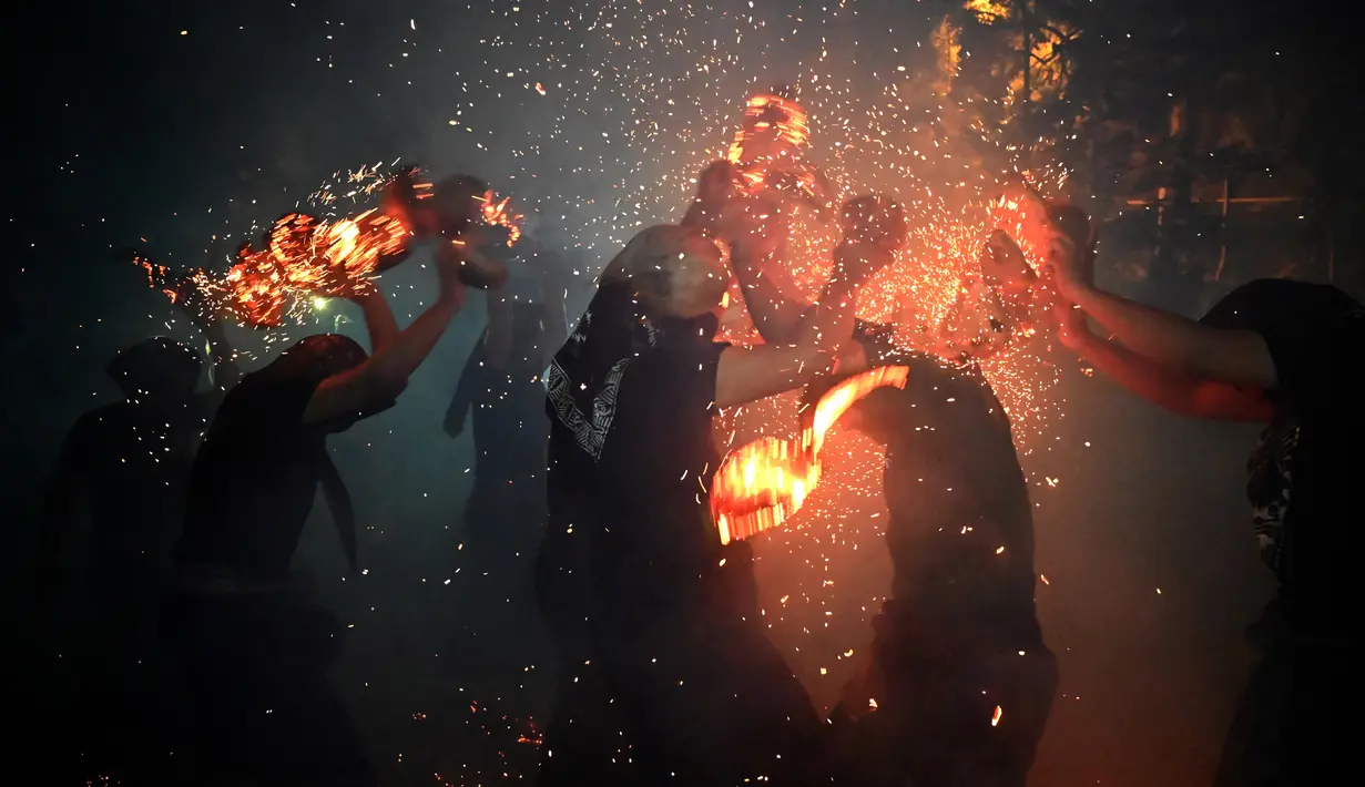 FOTO: Menyaksikan Ritual Perang Api Para Pemuda di Bali - Foto Liputan6.com