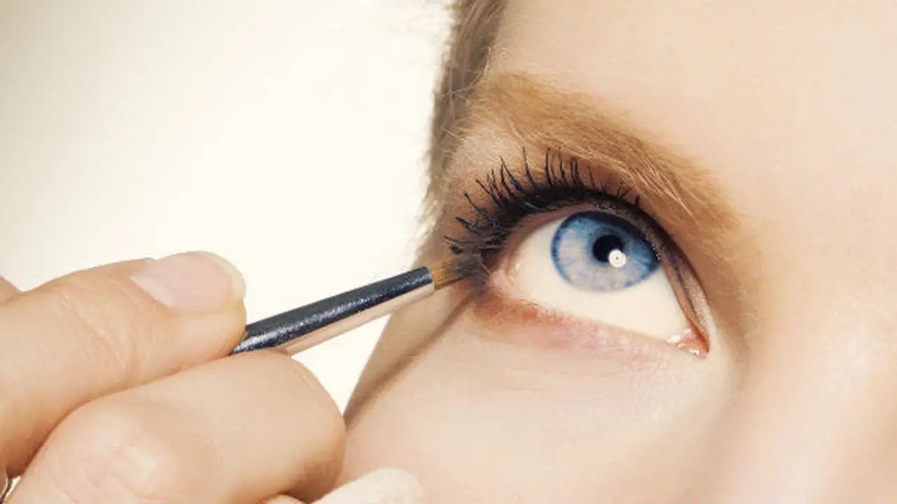 Tips Aplikasi Eyeliner Cat Eye Sesuai Bentuk Mata - Beauty Fimela.com