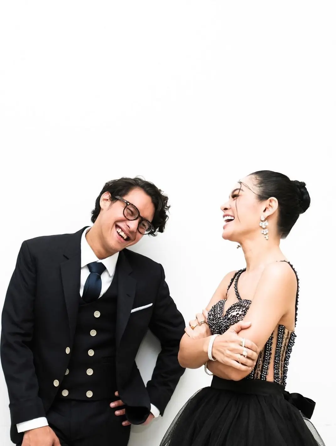 Gaya Princess Andien Manggung dengan Ballerina Gown Hitam yang Megah