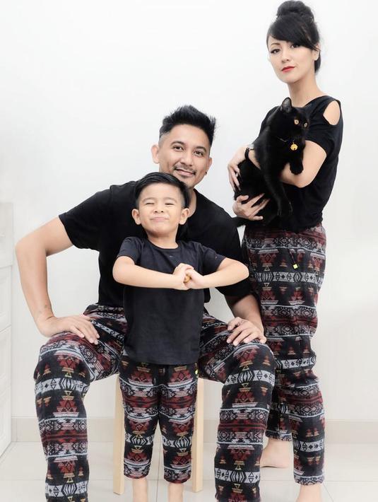 Kompak, Ini 8 Foto Keluarga Ryan Delon yang Jauh dari Gosip - Photo ...