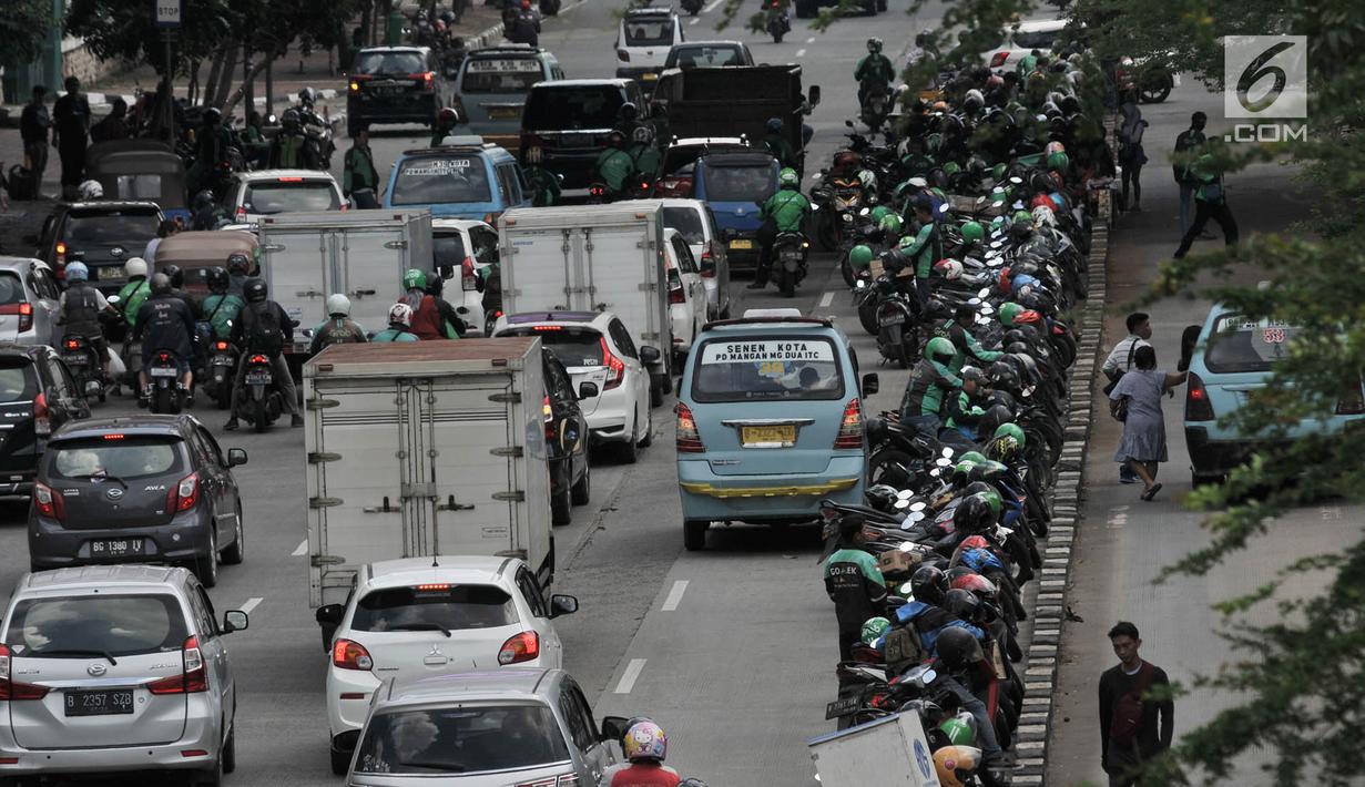 FOTO: Semrawut Ojek Online Mangkal di Badan Jalan Bikin Kemacetan - Foto Liputan6.com