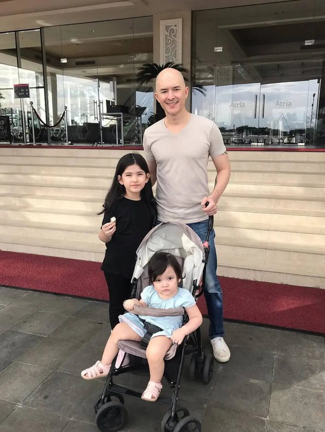 6 Potret Bahagia Alex Tian, Mantan Suami Olla Ramlan dengan Istri dan ...