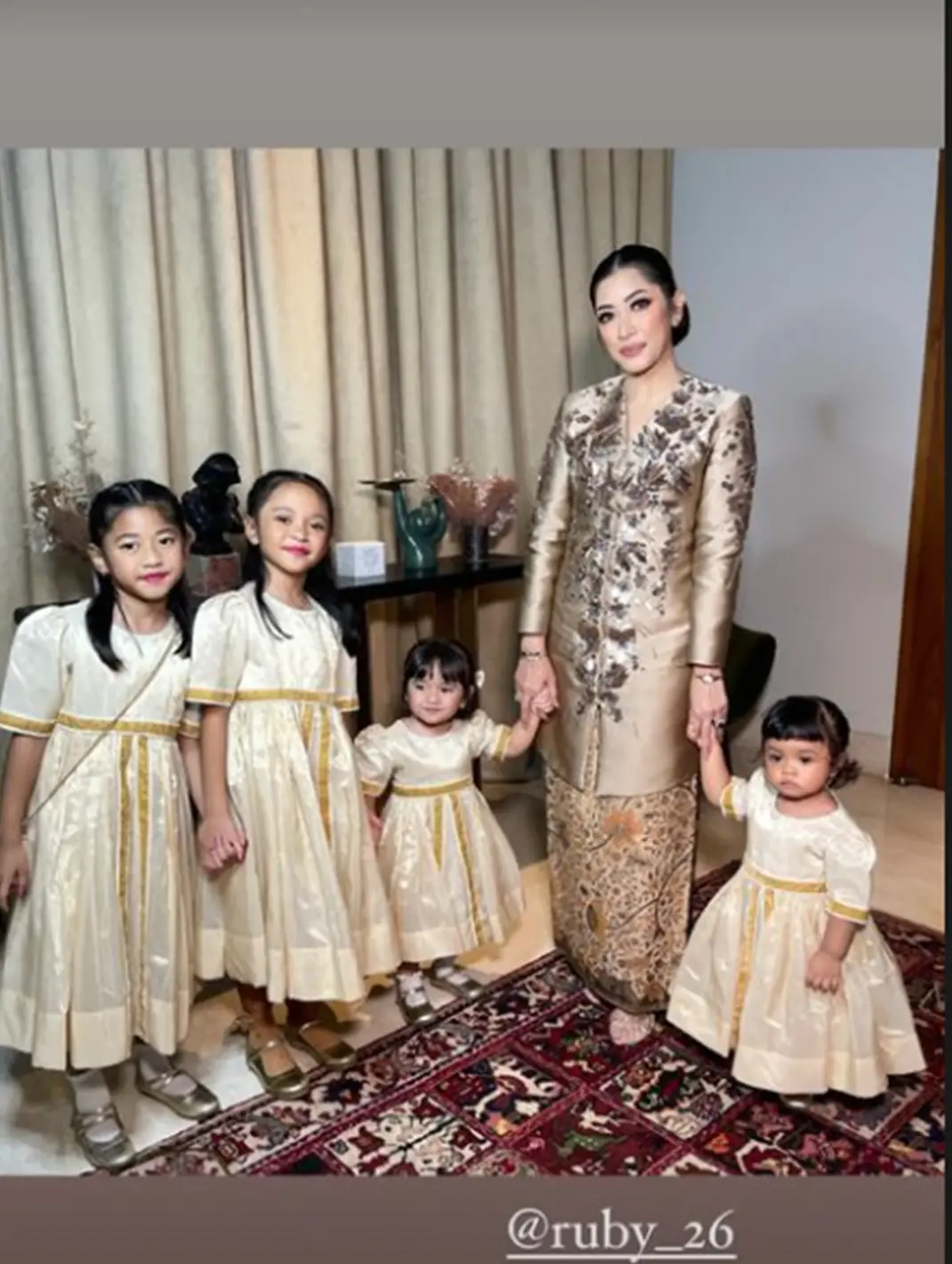 Potret Penampilan Aliya Rajasa di Pertunangan Adik, Tampil Memesona dengan Kebaya - Foto ...