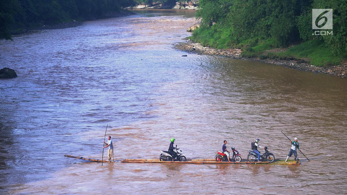 FOTO: Pengendara Motor di Bogor Ambil Risiko Seberangi Sungai Cisadane ...