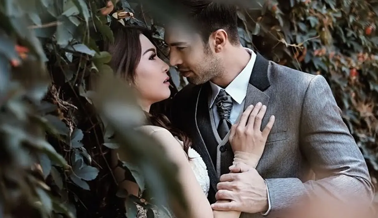 FOTO: Momen Kemesraan Tata Janeeta dengan Mehdi Zati - Foto Liputan6.com